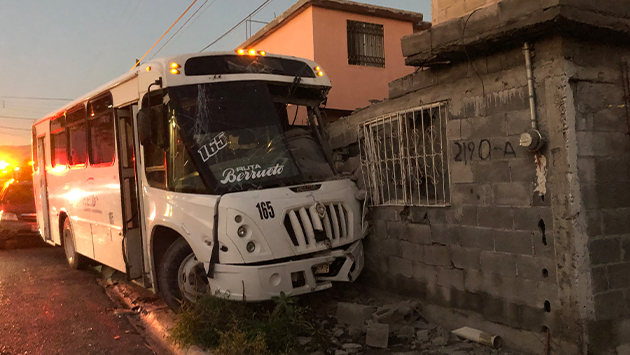 Camión de personal sin control, Convulsiona chofer y choca contra casa – Periódico Zócalo ...