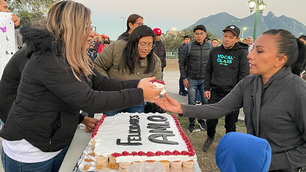 Celebran con pastel cumpleaños de AMLO en la Macroplaza de Monterrey ...