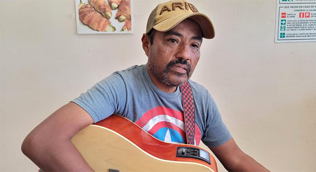 Genaro Mata Fuentes: El cantante que vive de su voz y su guitarra ...