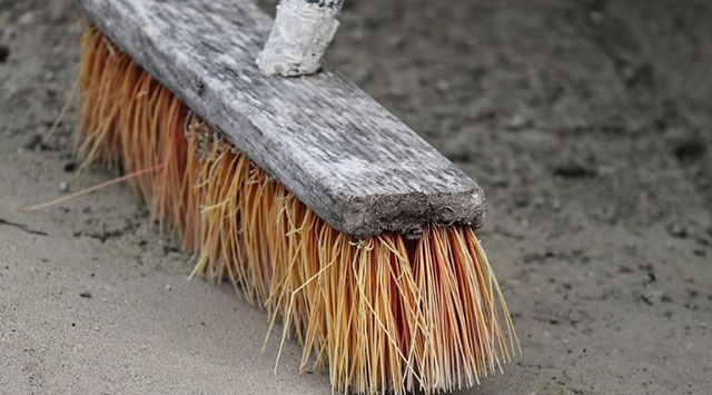 Por esta peligrosa razón es que nunca debes barrer en la noche ...