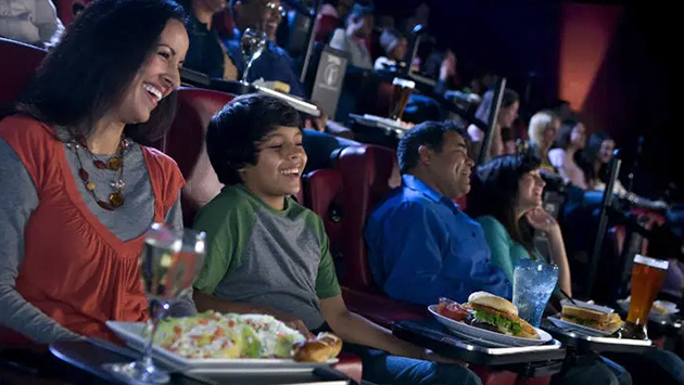 ¿Es ilegal meter tu comida a una sala de cine? Esto dice Profeco ...